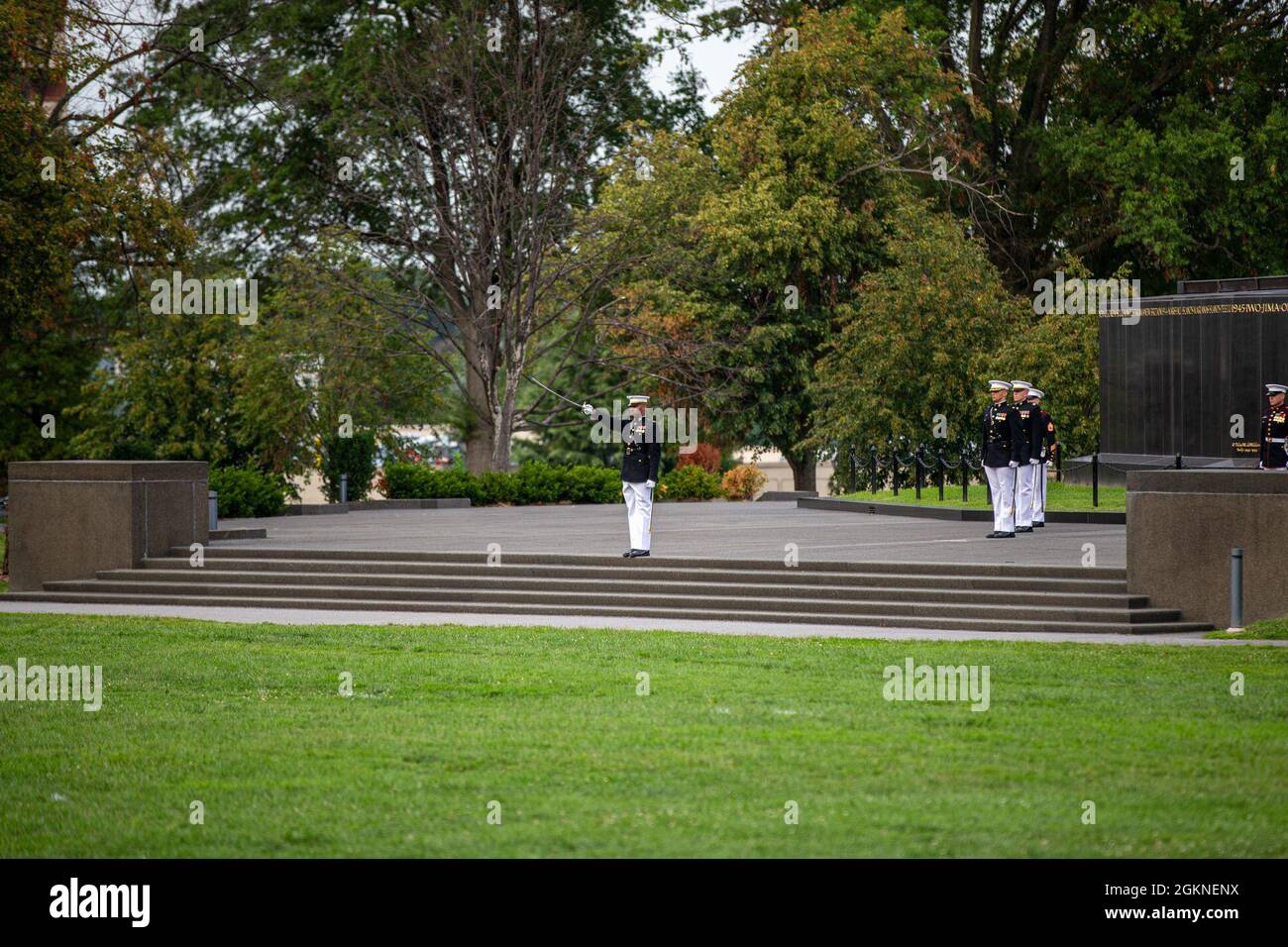 Le capitaine Bryan Hart, adjudant du défilé, exécute une « épée à tirer ...