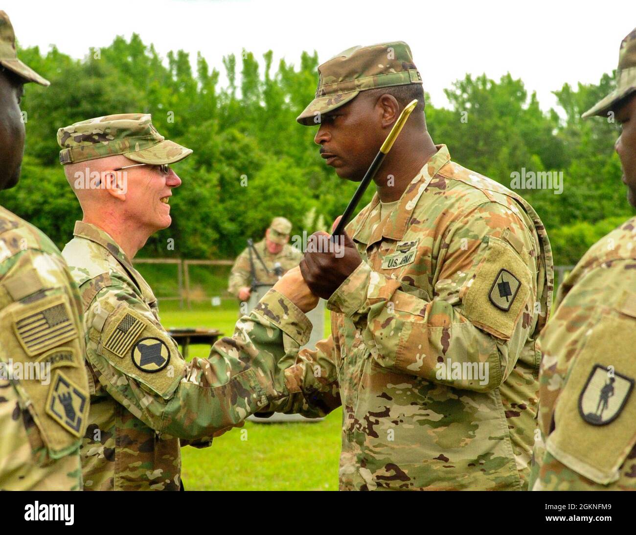 Sgt. Commandement Le Maj Marcus Evans a reçu un sabre du Colonel Andy ...