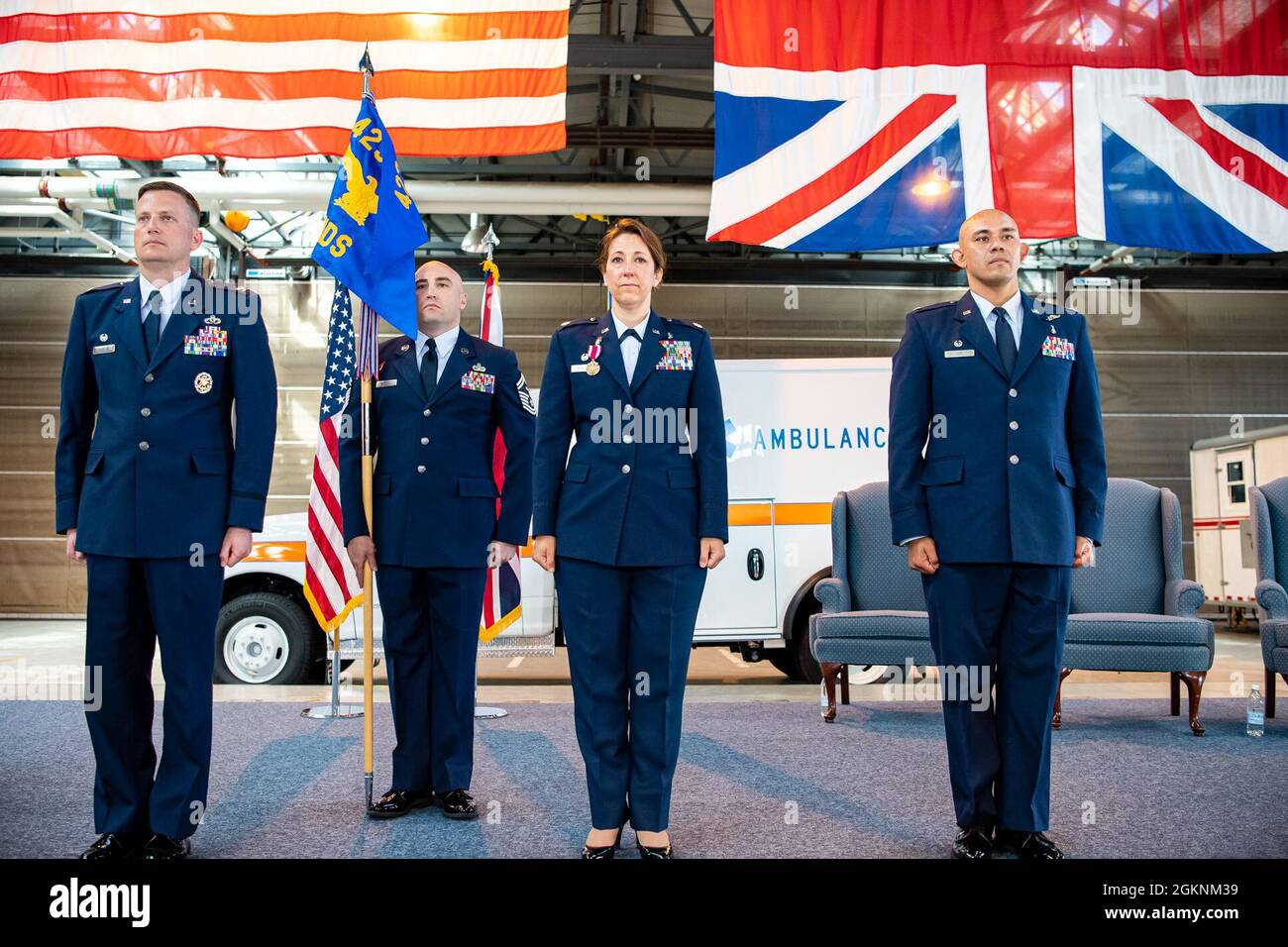 Le colonel Richard Martin de la US Air Force, à gauche, le 423e ...