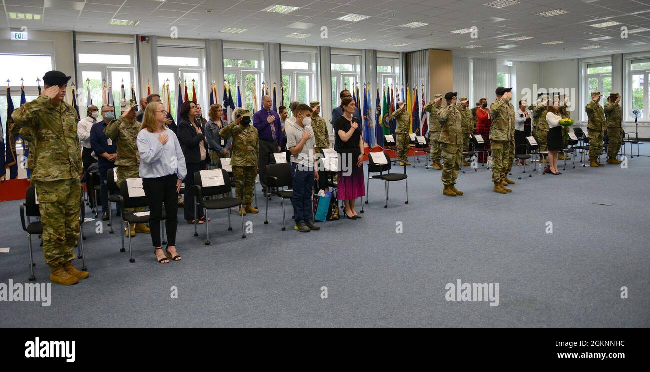 Les soldats, la famille et les invités américains rendent hommage à l ...