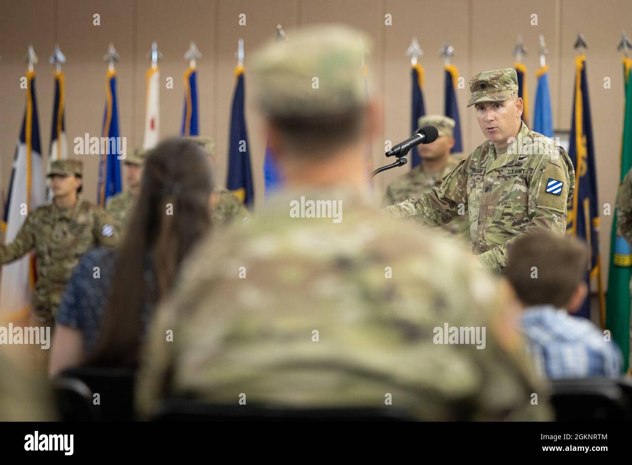 Le lieutenant-colonel Kenneth Ferguson, commandant sortant du 2e ...