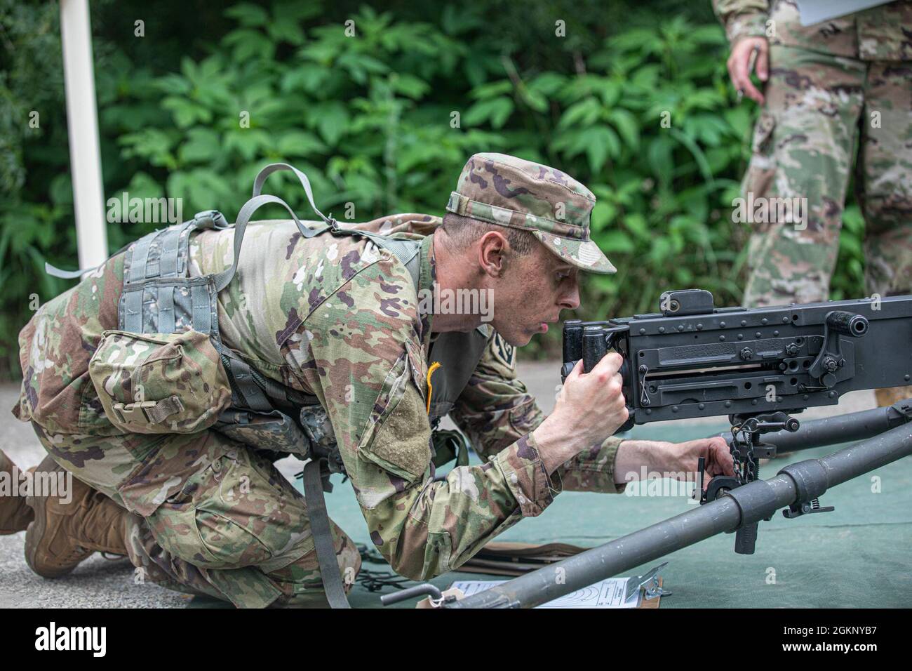 SPC. Mitchell Robinson, affecté à l'Armée du Nord des États-Unis, démonte une mitrailleuse de ...