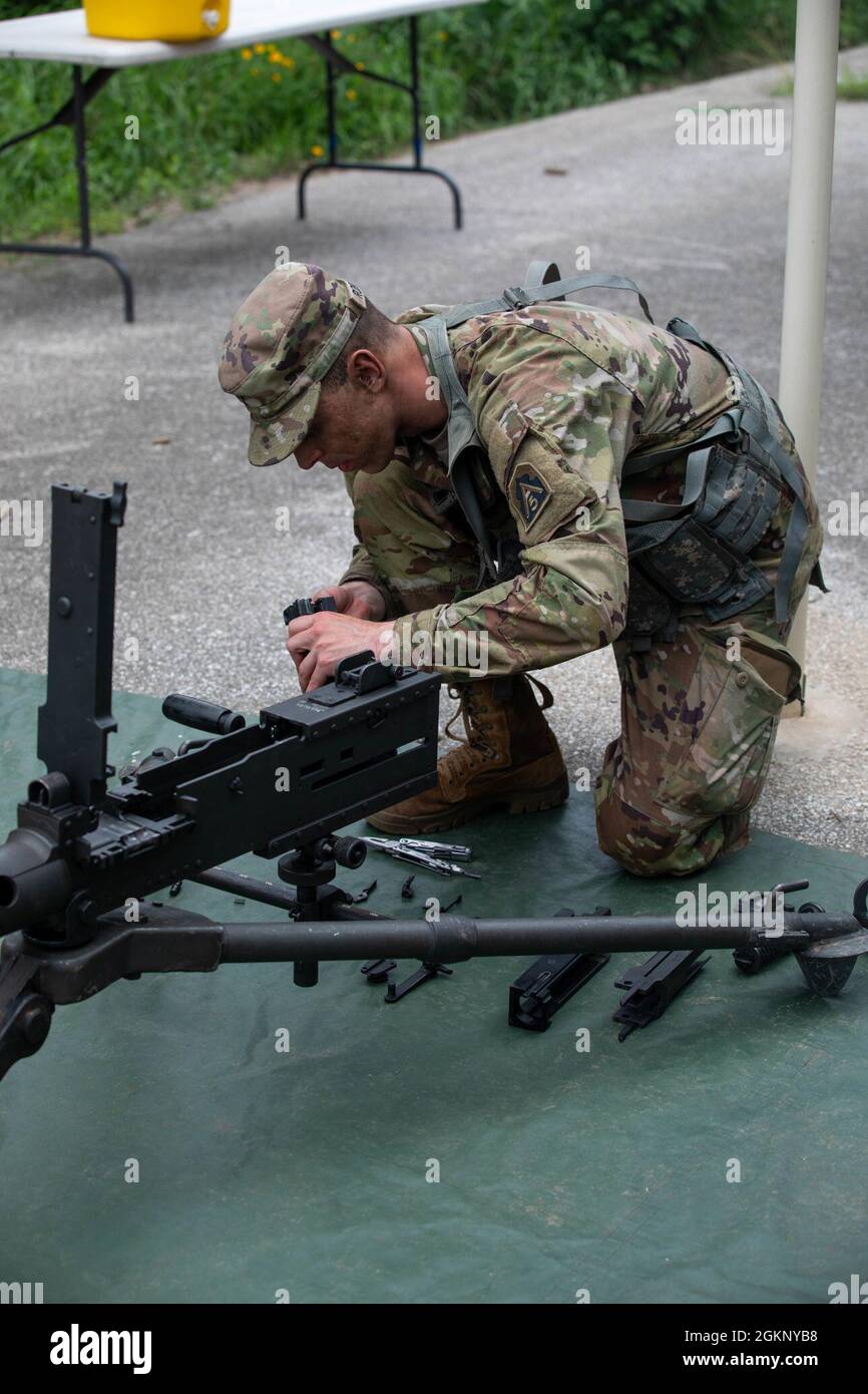 SPC. Mitchell Robinson, affecté à l'Armée du Nord des États-Unis, démonte une mitrailleuse de ...