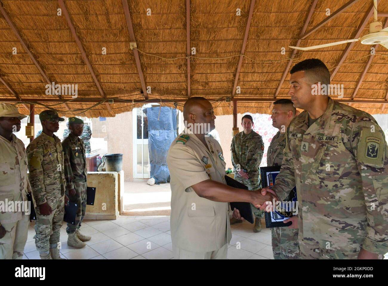 Le Colonel Moussa Salaou Barmou (à gauche), commandant nigérien ...