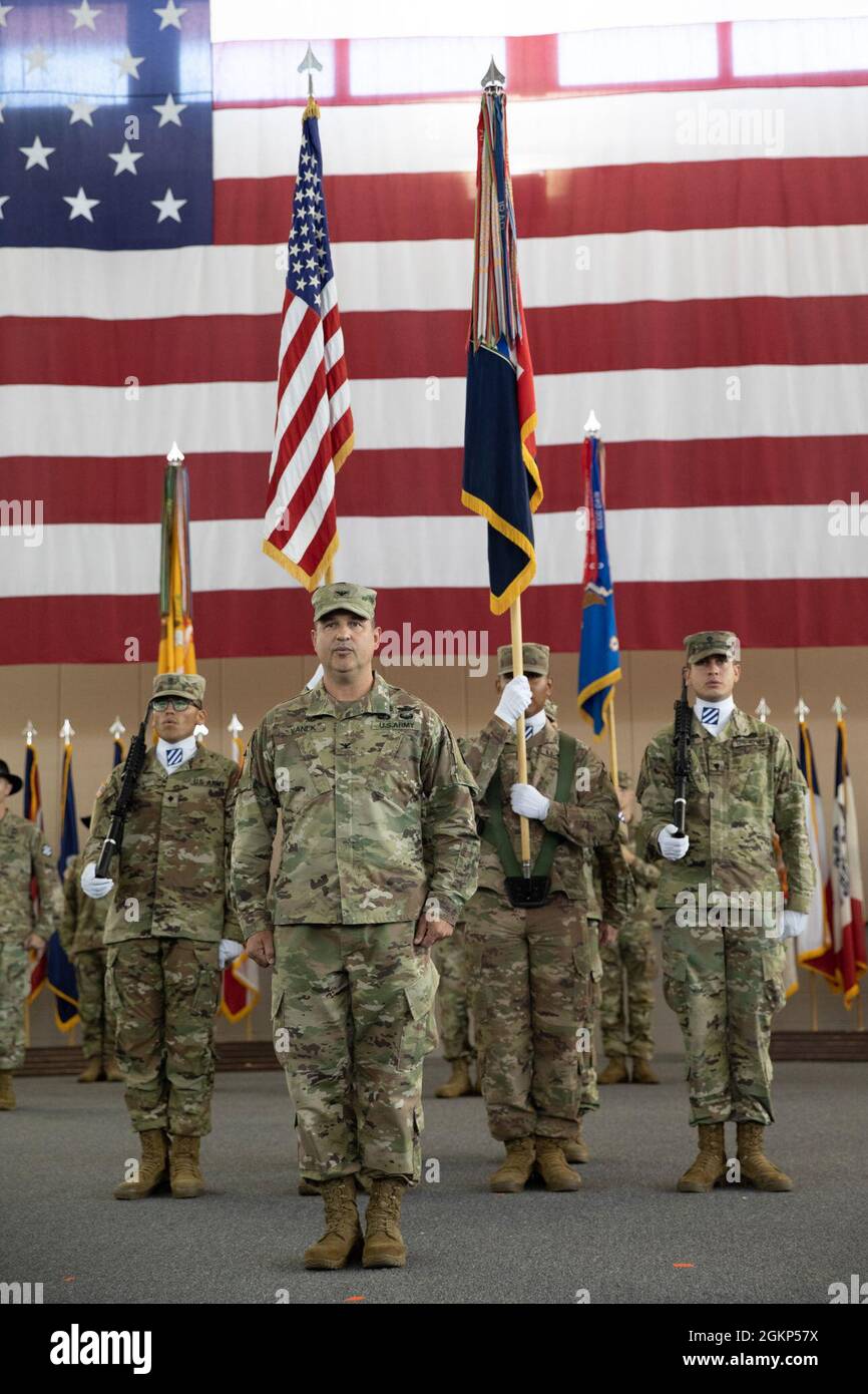 Le colonel Eric Vanek (au centre), commandant entrant de la 3e Brigade ...