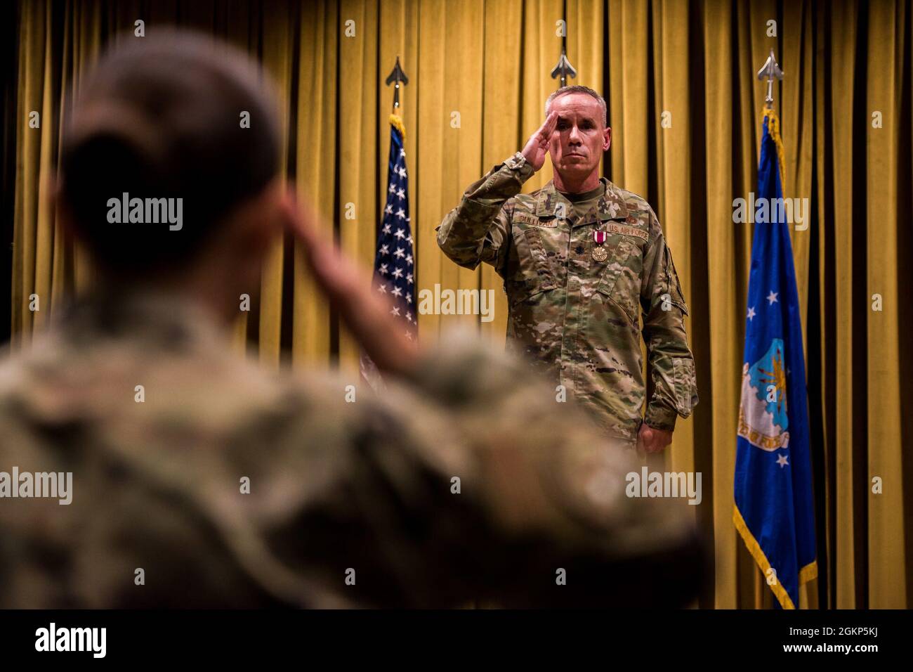 Le lieutenant-colonel John Sullivan, commandant sortant du 39e Escadron ...