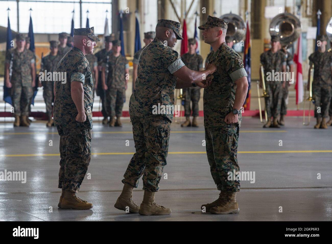Le Colonel Marlin D. Williams, au centre du corps des Marines des États ...