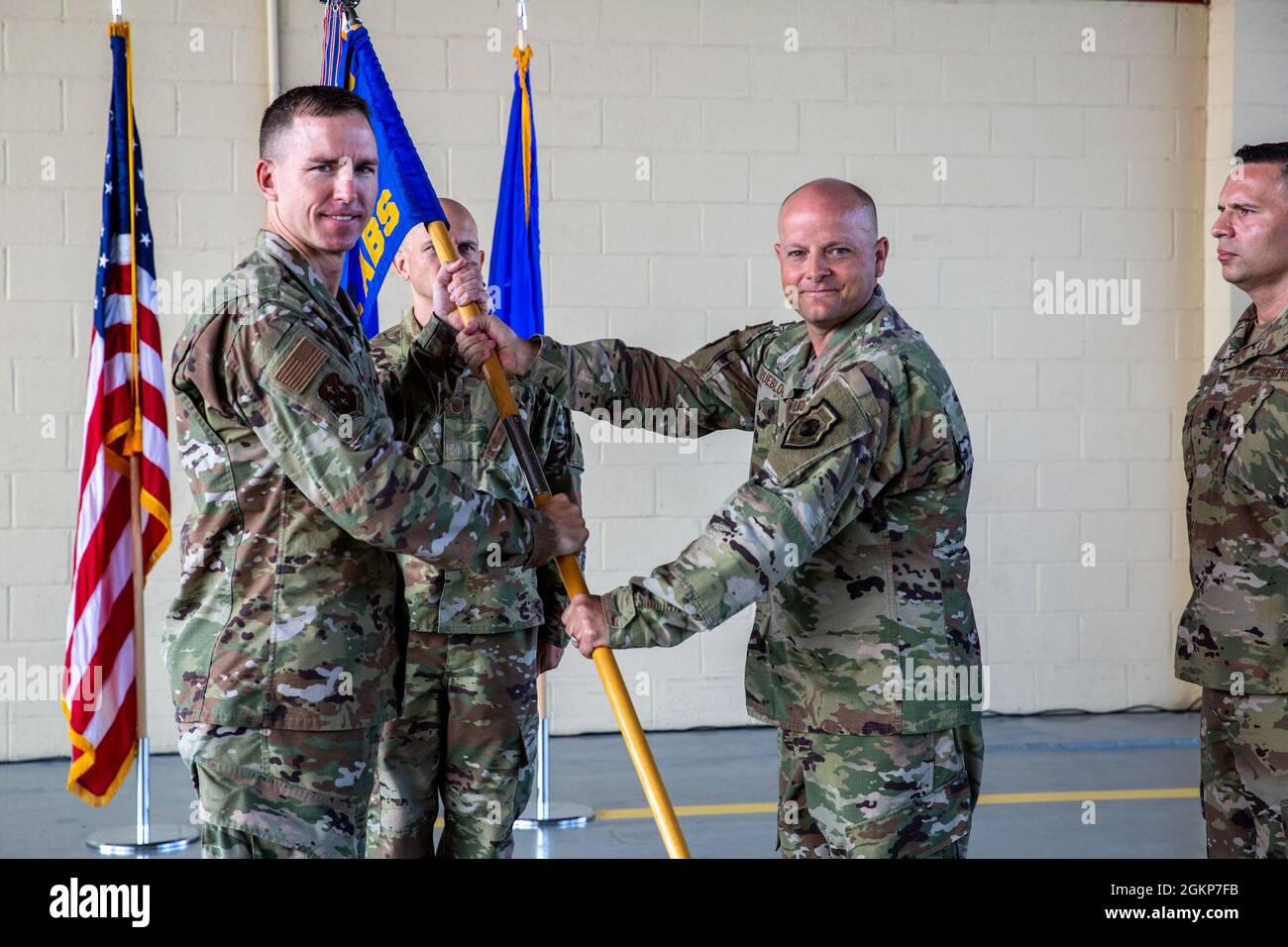 Le lieutenant-colonel Steven TrueBlood, commandant sortant du 612e ...