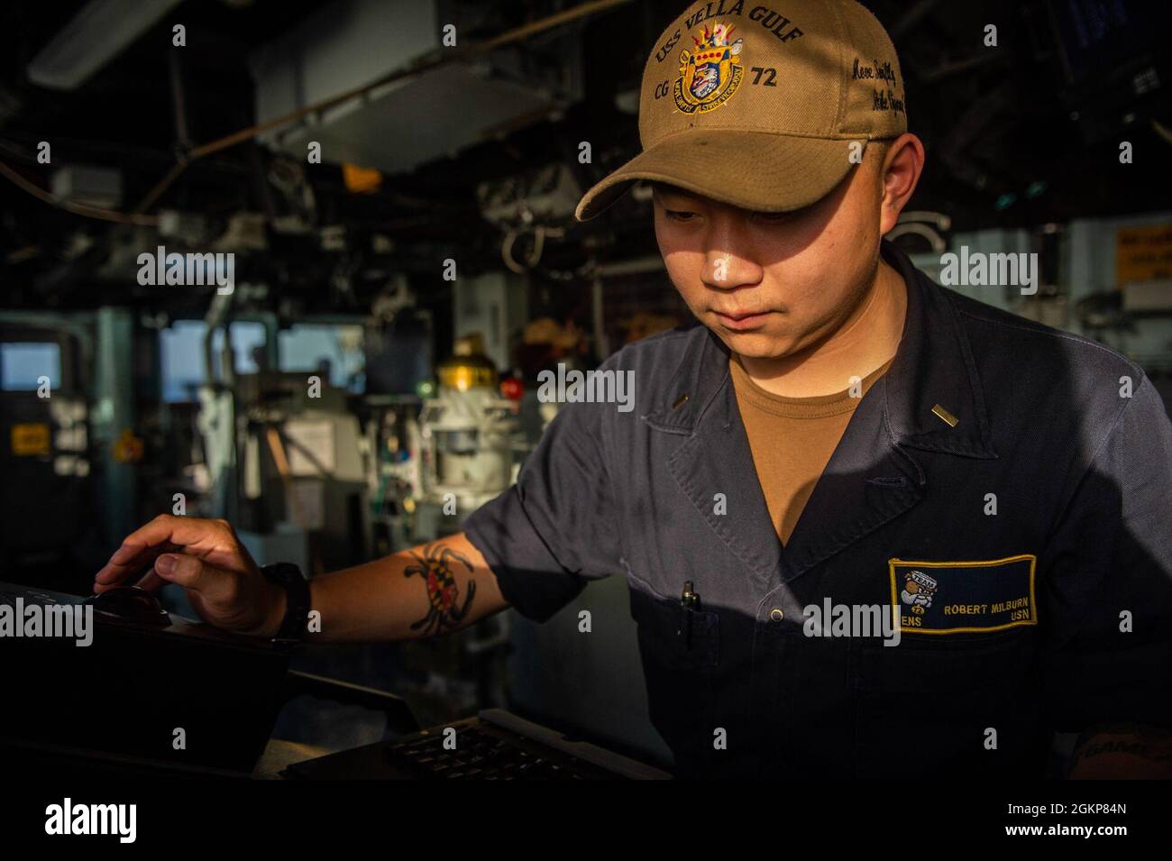 210611-N-RG587-1024 GOLFE PERSIQUE (11 juin 2021) l'enseigne Robert ...