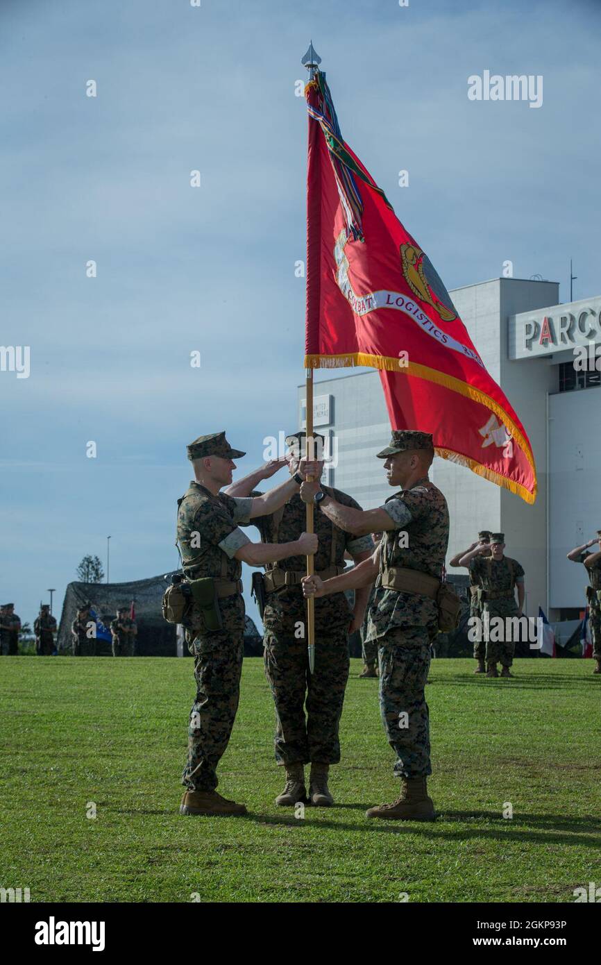 Le colonel Omar Randall du corps des Marines des États-Unis, à droite ...