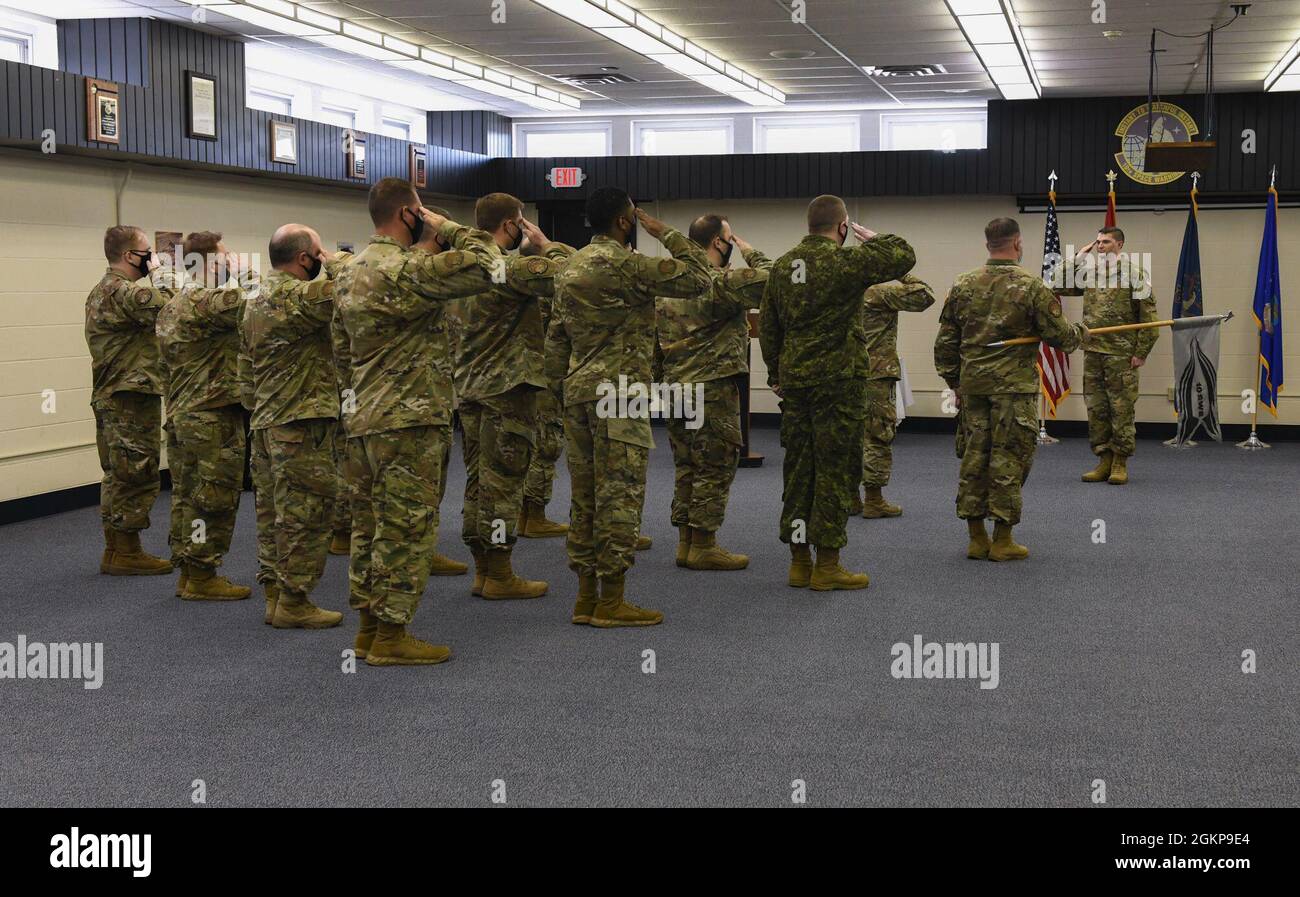Le lieutenant-colonel Travis Kennebeck, commandant entrant du 10e ...