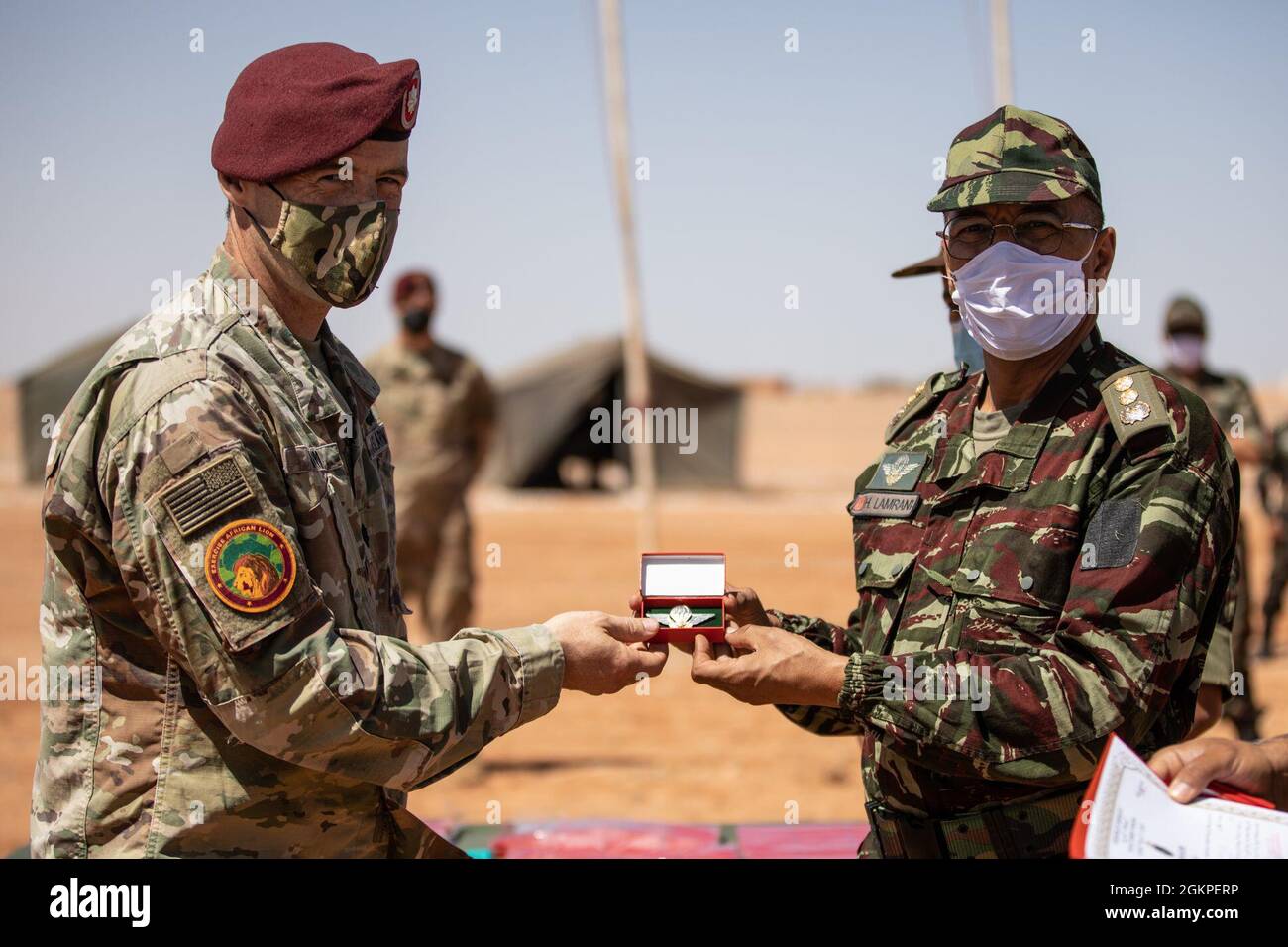 Un parachutiste royal marocain présente des ailes de saut marocaines au ...