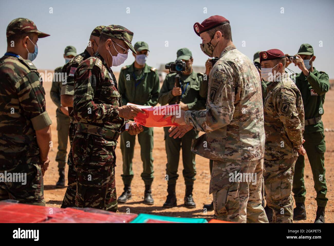 Le lieutenant-colonel Kevin Ward, commandant du 2e Bataillon du 503e ...