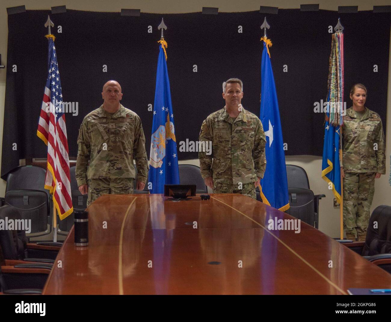 Bang. Le général Gerald Donohue, commandant entrant de la 379e Escadre ...