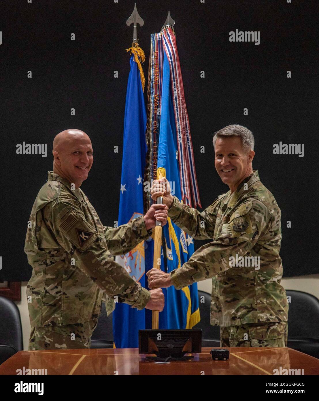 Bang. Le général Gerald Donohue, commandant entrant de la 379e Escadre ...