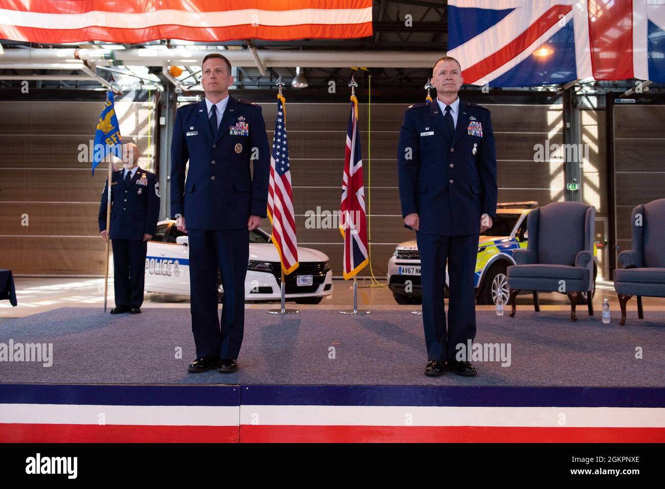 Le lieutenant-colonel Brian Mack de la US Air Force, à droite, commandant sortant du 423e ...