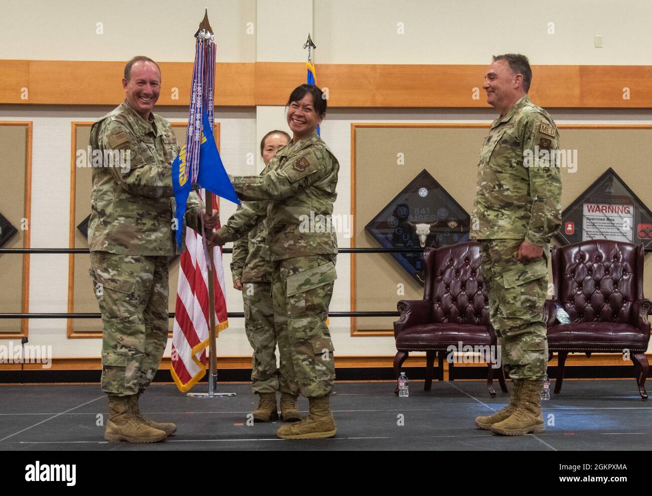 Le lieutenant-colonel Michelle Dimoff, commandant sortant du 341e ...