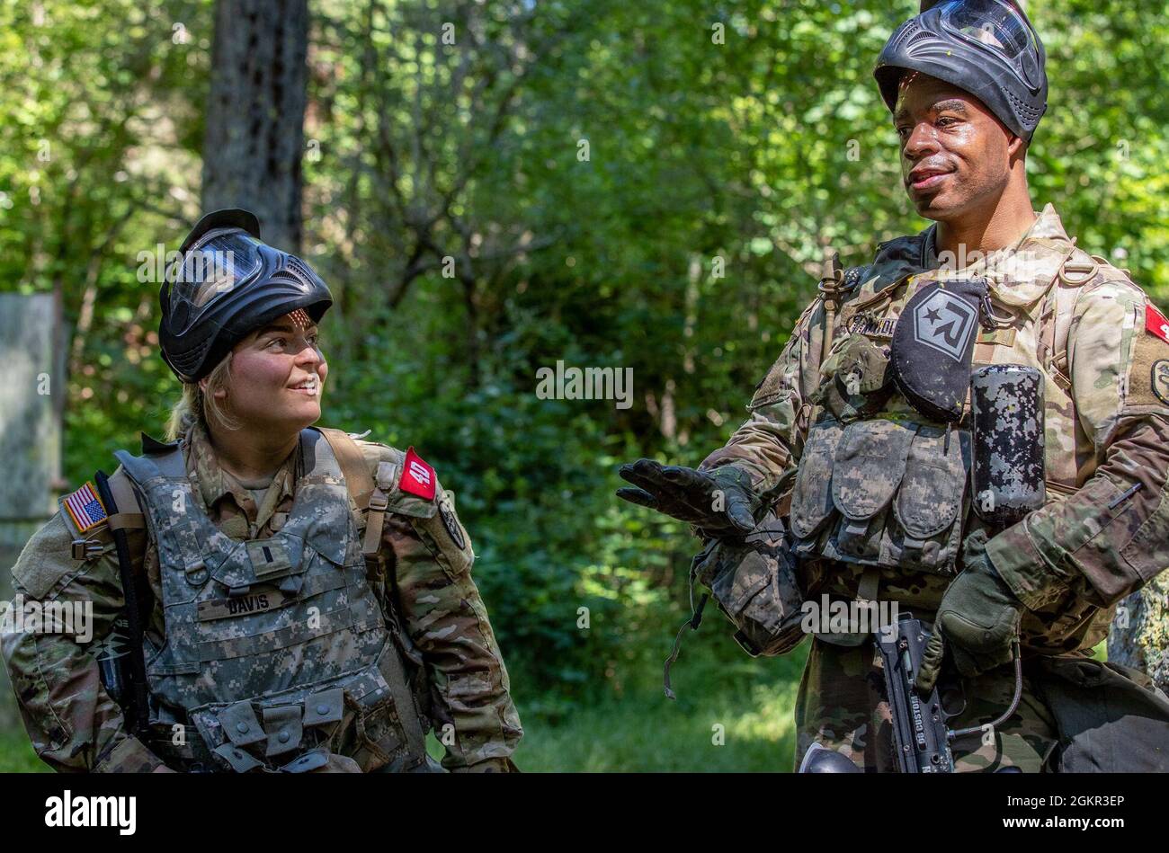 Le 1er lieutenant Sarah Davis et le Sgt. Christopher Winwless, du ...
