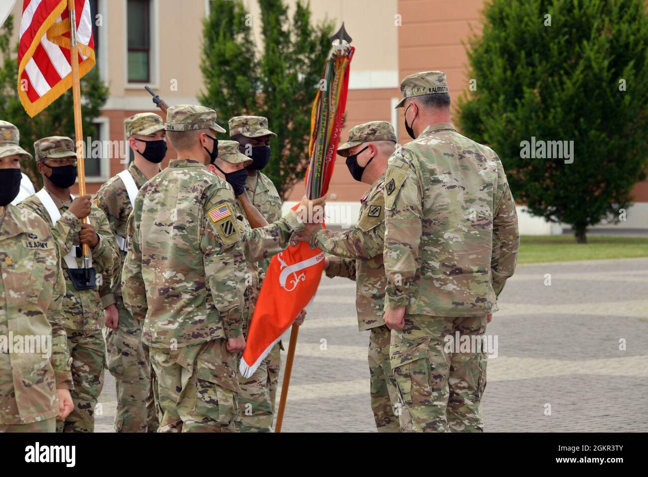 Le lieutenant-colonel John L. Harrell, commandant sortant du 509e ...