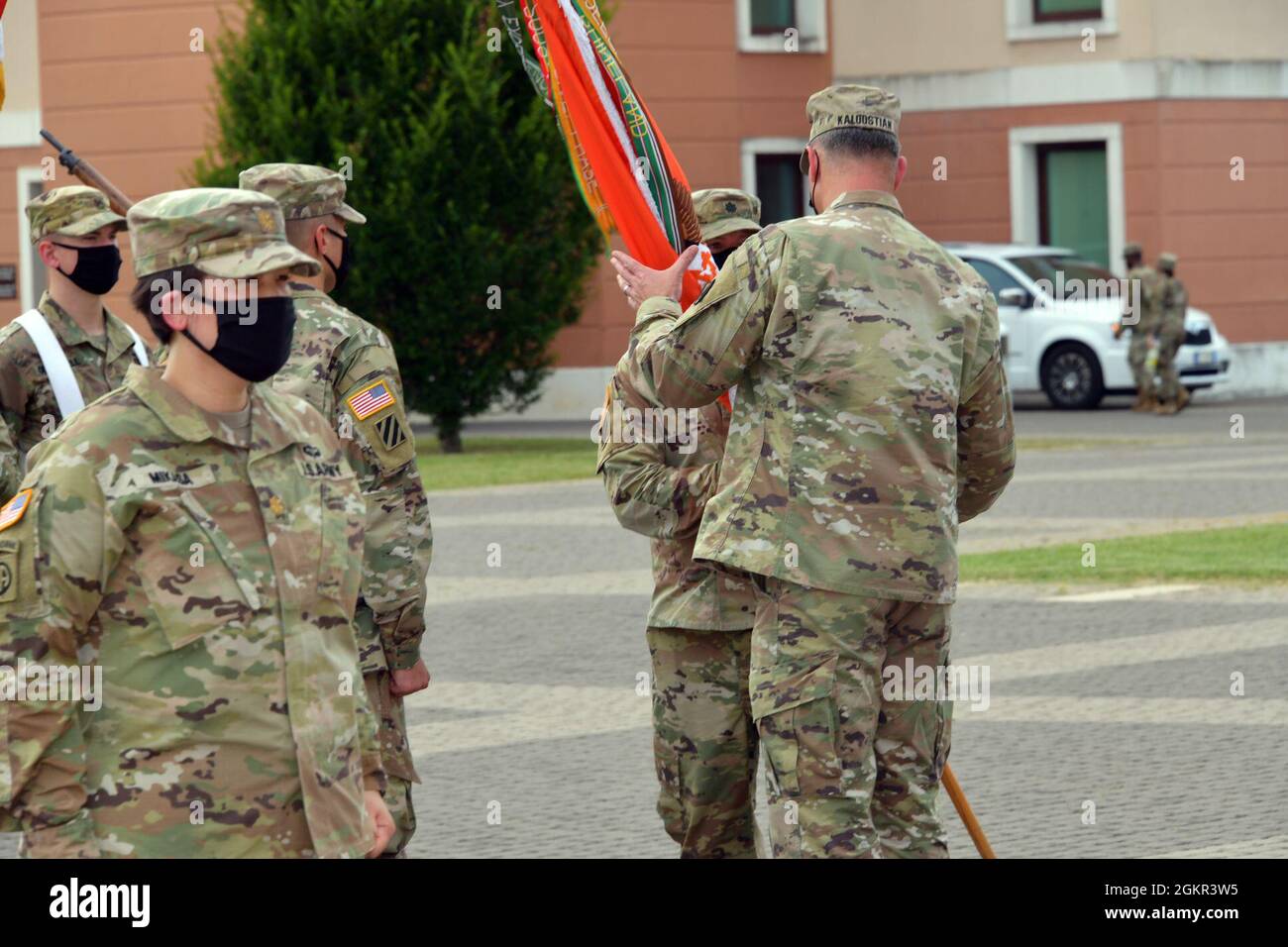 Le lieutenant-colonel John L. Harrell, commandant sortant du 509e ...