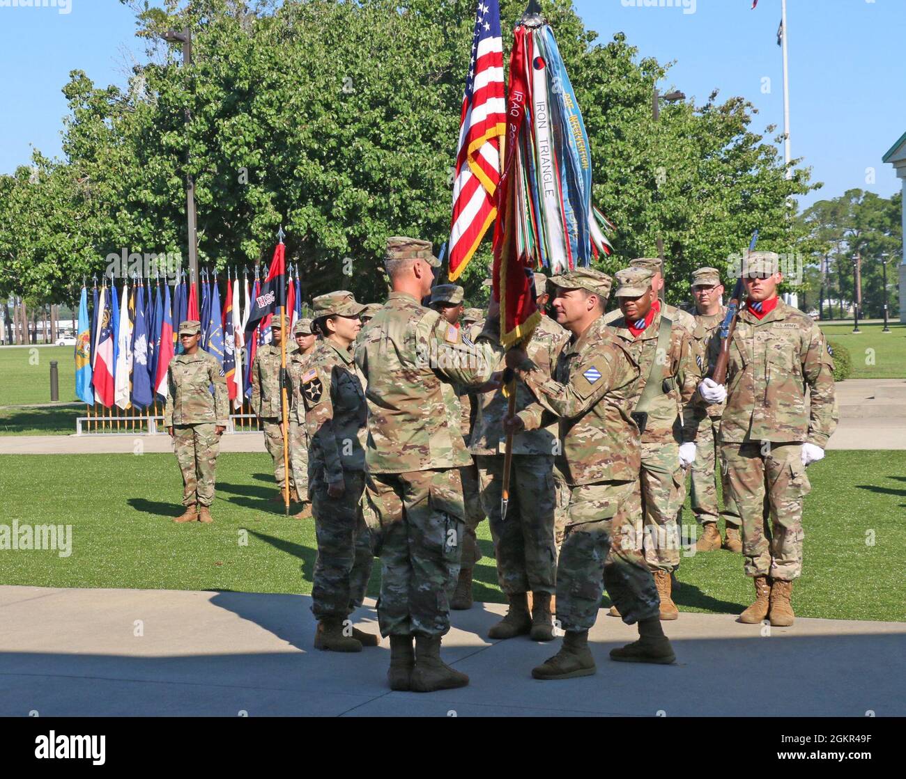 Le lieutenant-colonel Kelly M. McCay, commandant sortant du quartier ...