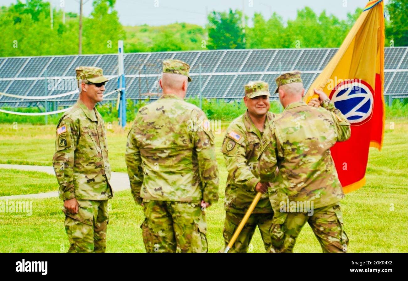 Amis, famille et soldats, se sont réunis pour accueillir un nouveau ...
