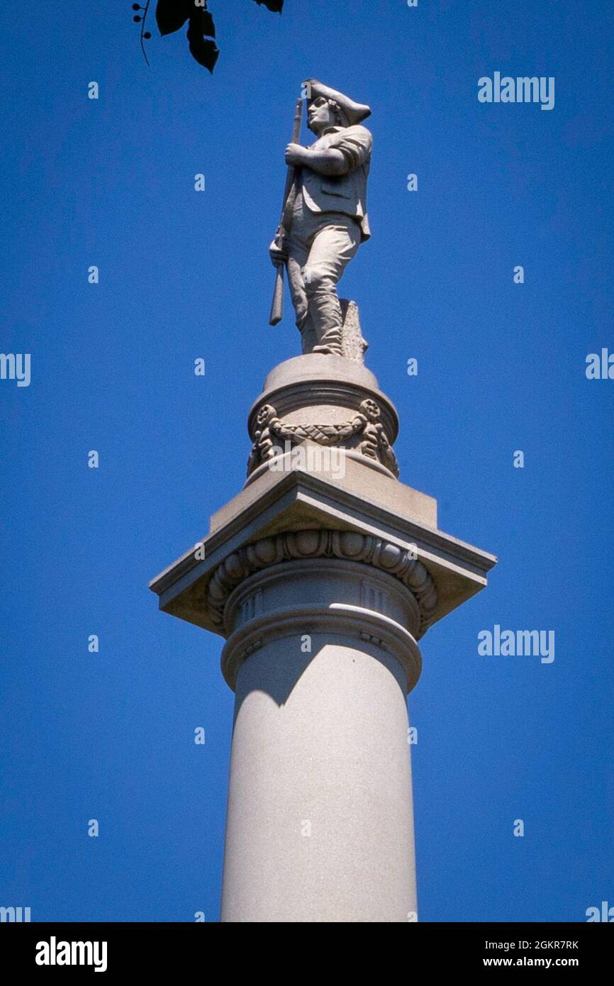 Statue d'un soldat de l'armée continentale au-dessus du monument du ...