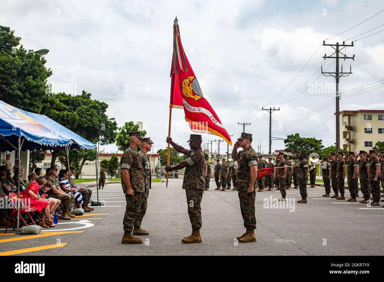 Le lieutenant-colonel Clint W. Alanis et le lieutenant-colonel Chad R ...