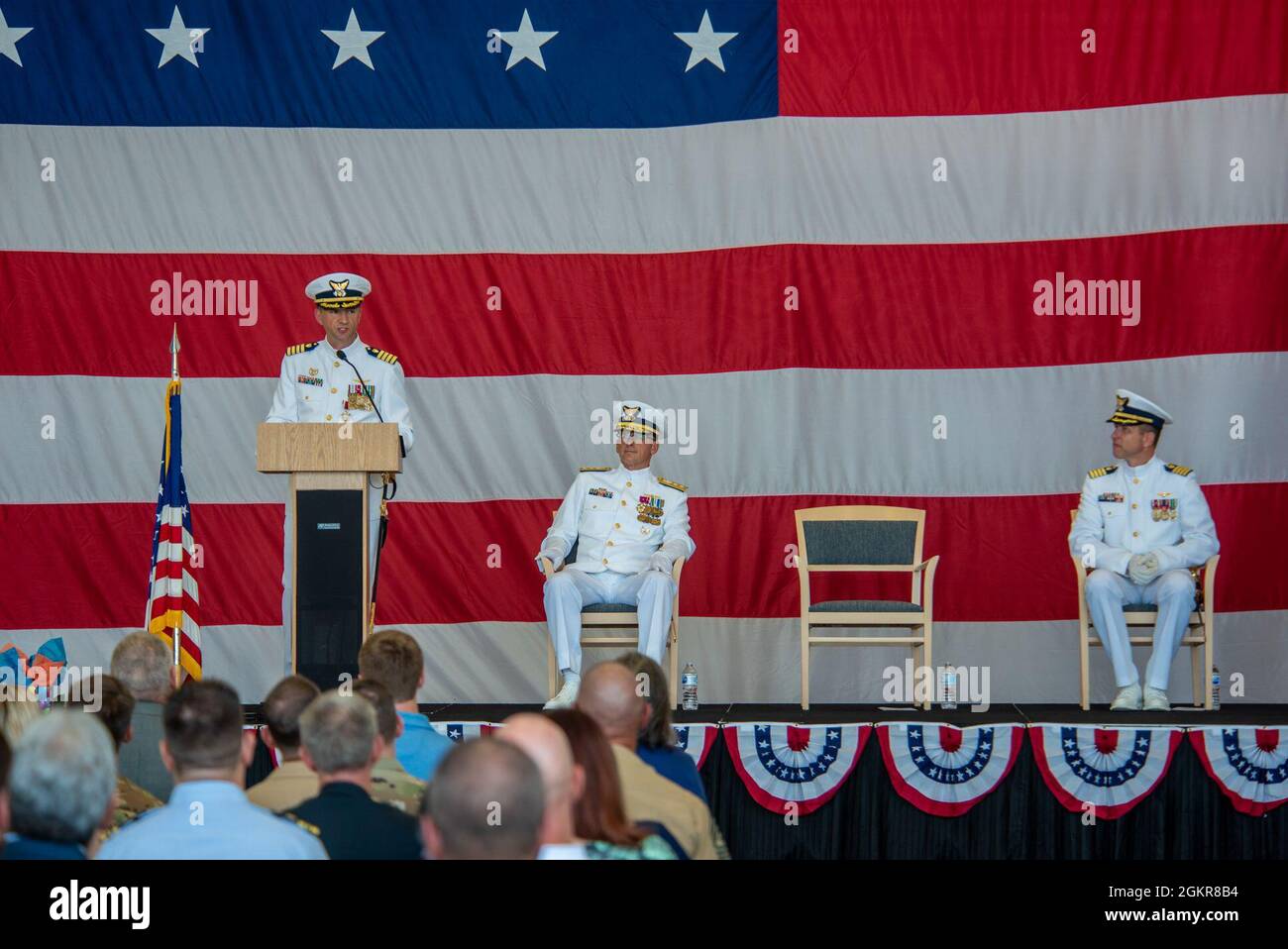Le capitaine Edward Gaynor, commandant du secteur/de la station ...