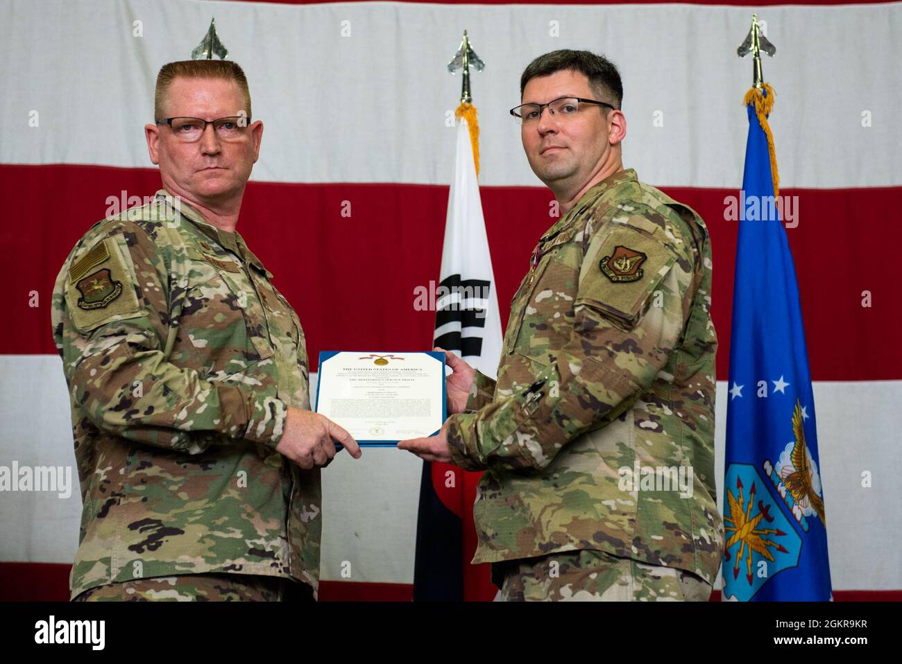 Le colonel Brian Moore, commandant du 51e Groupe de maintenance, à ...