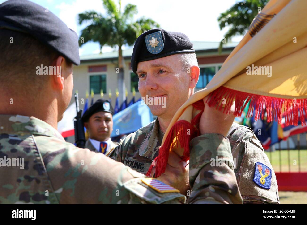 Le lieutenant-colonel Brian Young, du bataillon de soutien de la 196e ...