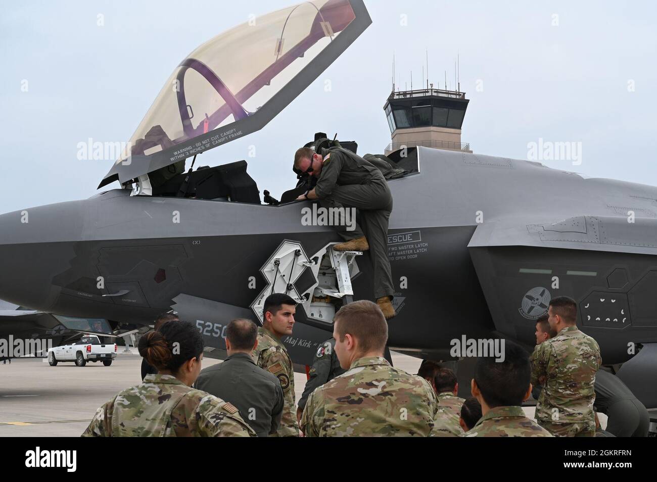 Les majors Michael “Flash” McVay, Joshua “Scorch” Reddis, Christopher ...