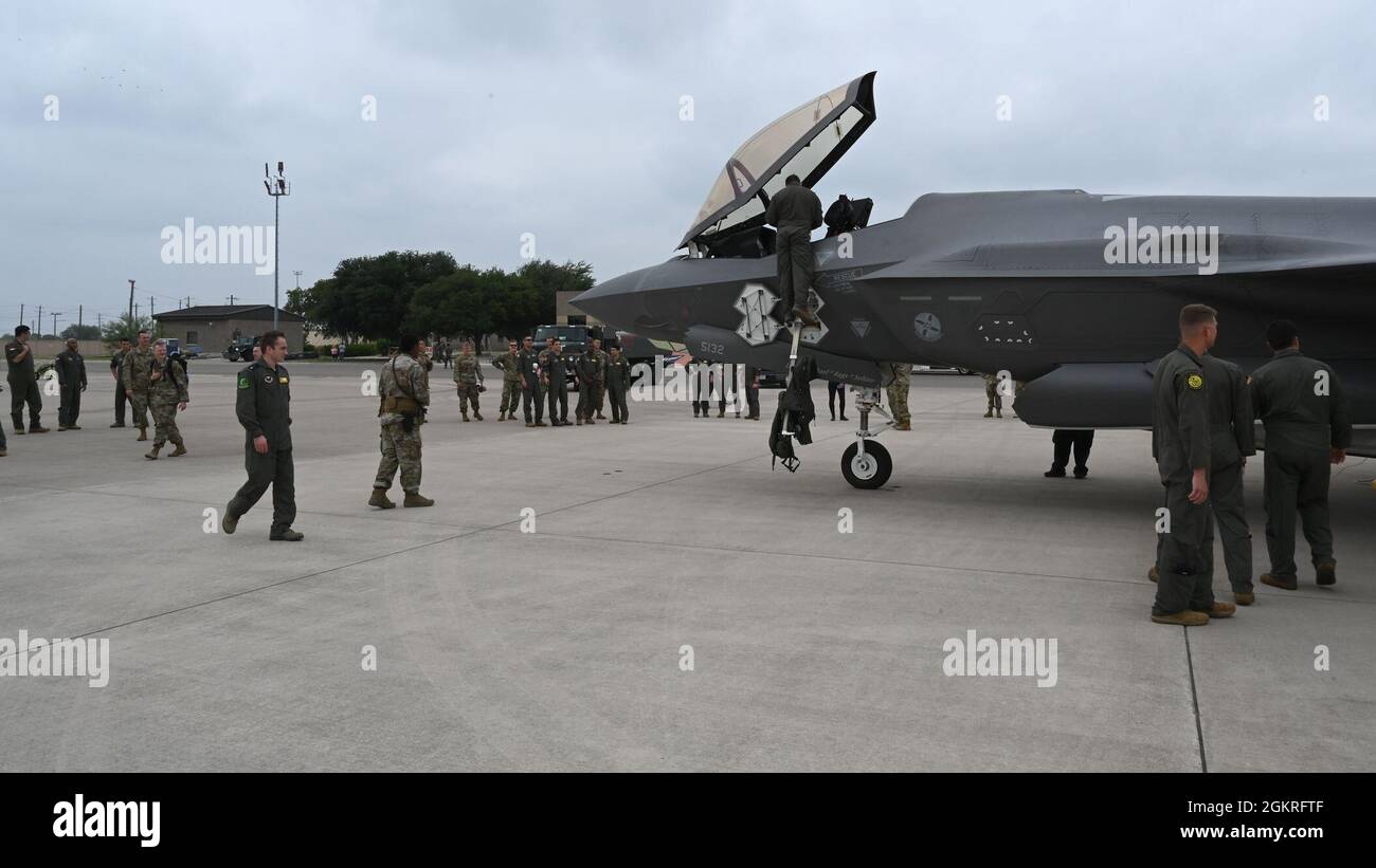 Les majors Michael “Flash” McVay, Joshua “Scorch” Reddis, Christopher ...