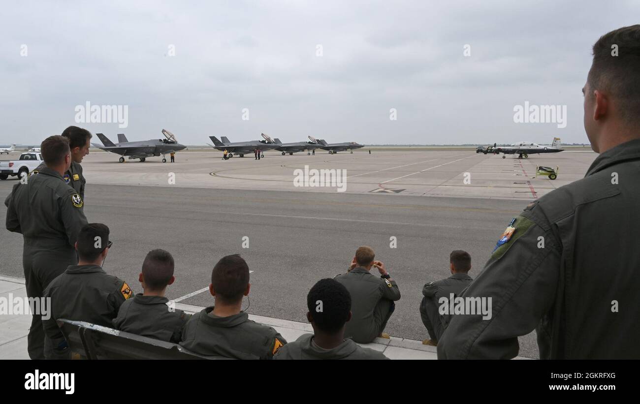 Les majors Michael “Flash” McVay, Joshua “Scorch” Reddis, Christopher ...