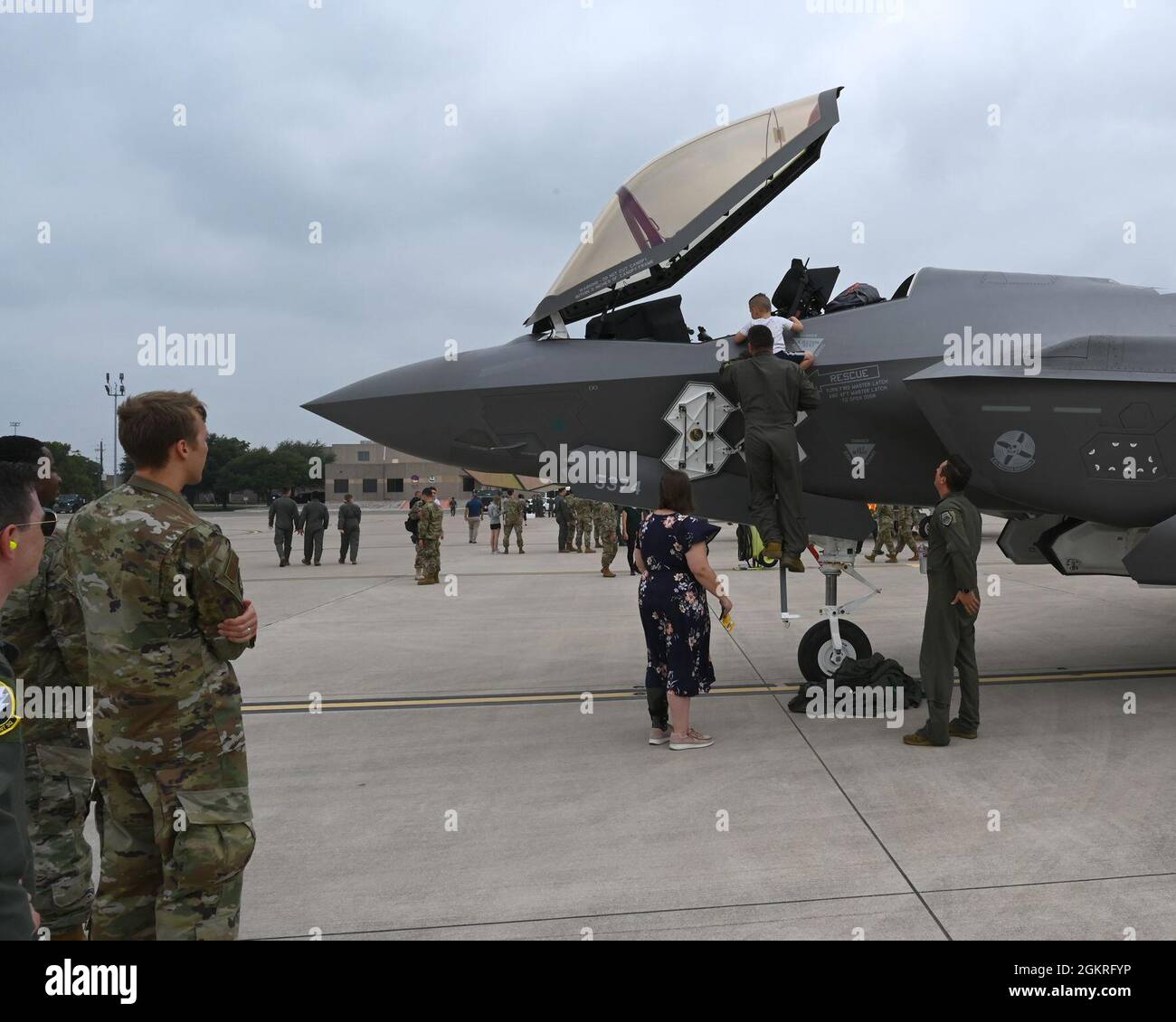 Les majors Michael “Flash” McVay, Joshua “Scorch” Reddis, Christopher ...