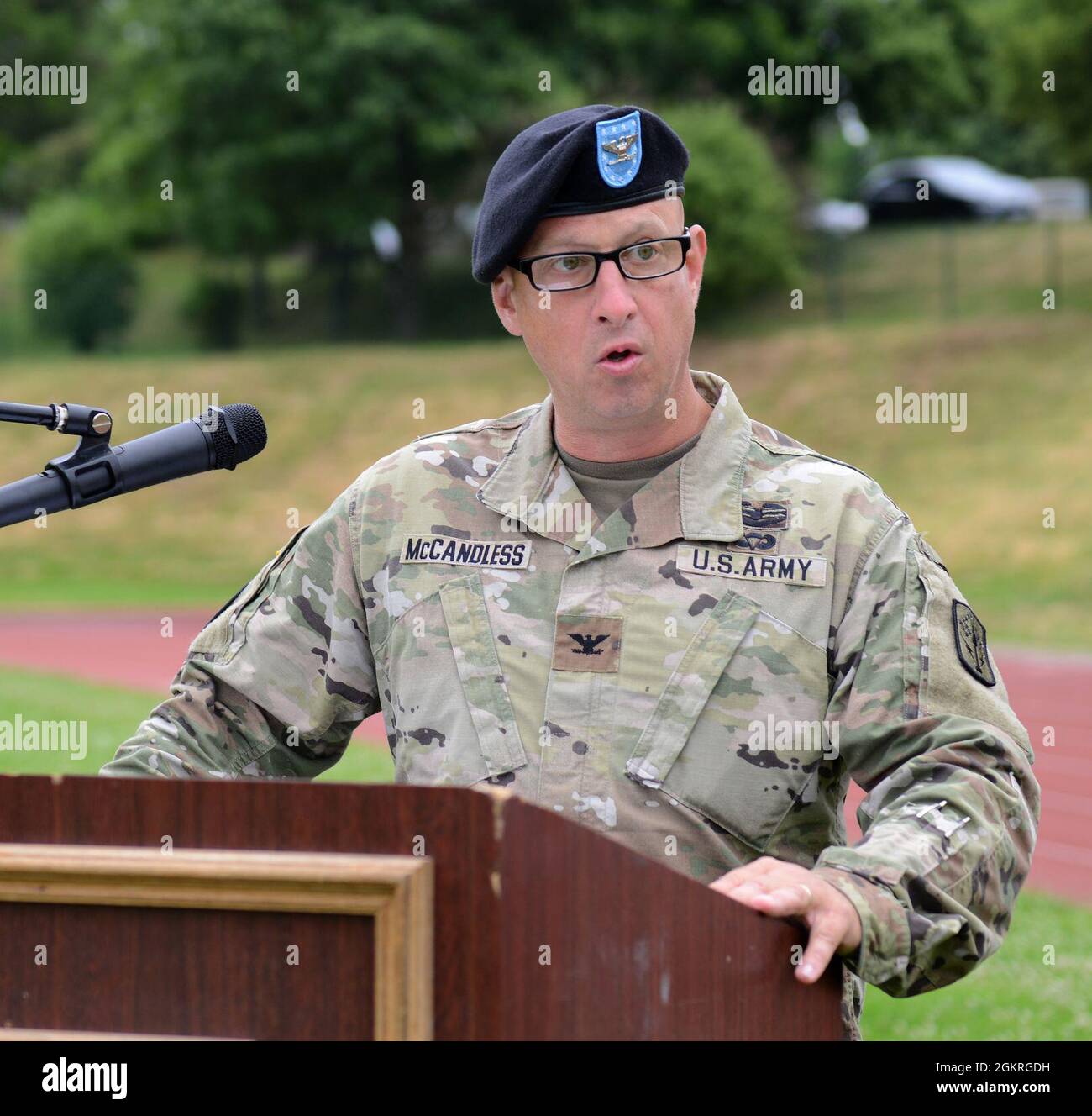 Le colonel de l'armée américaine James M. McCandess, 174e commandant de ...