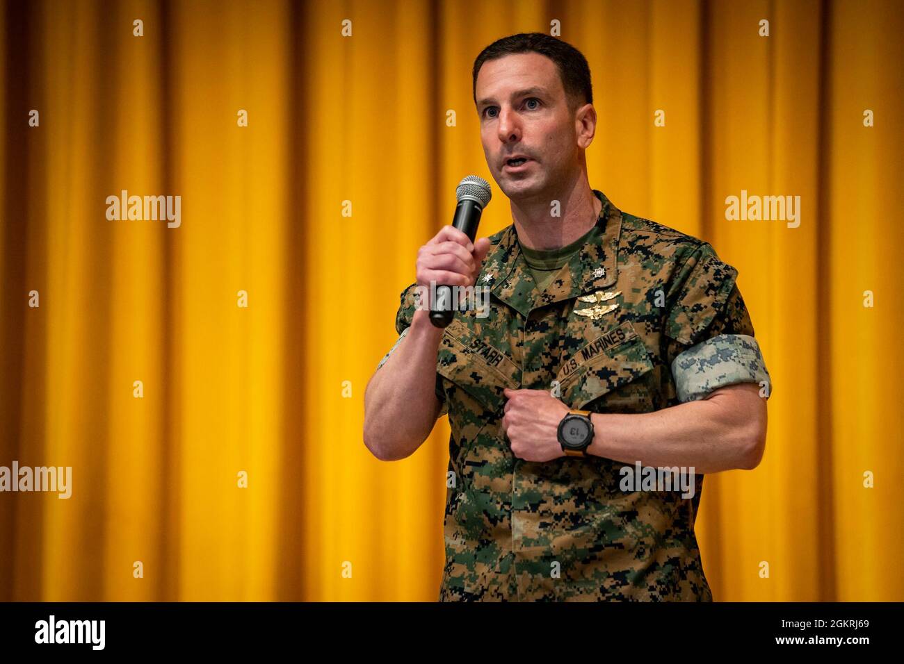 Le lieutenant-colonel Eric N. Starr, commandant sortant de l'escadron ...