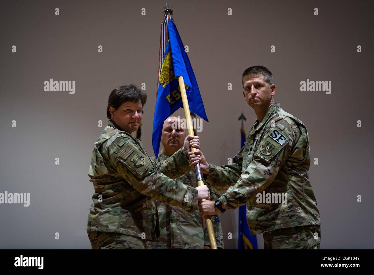 Nicole Fuller, colonel de la Force aérienne des États-Unis, à gauche ...