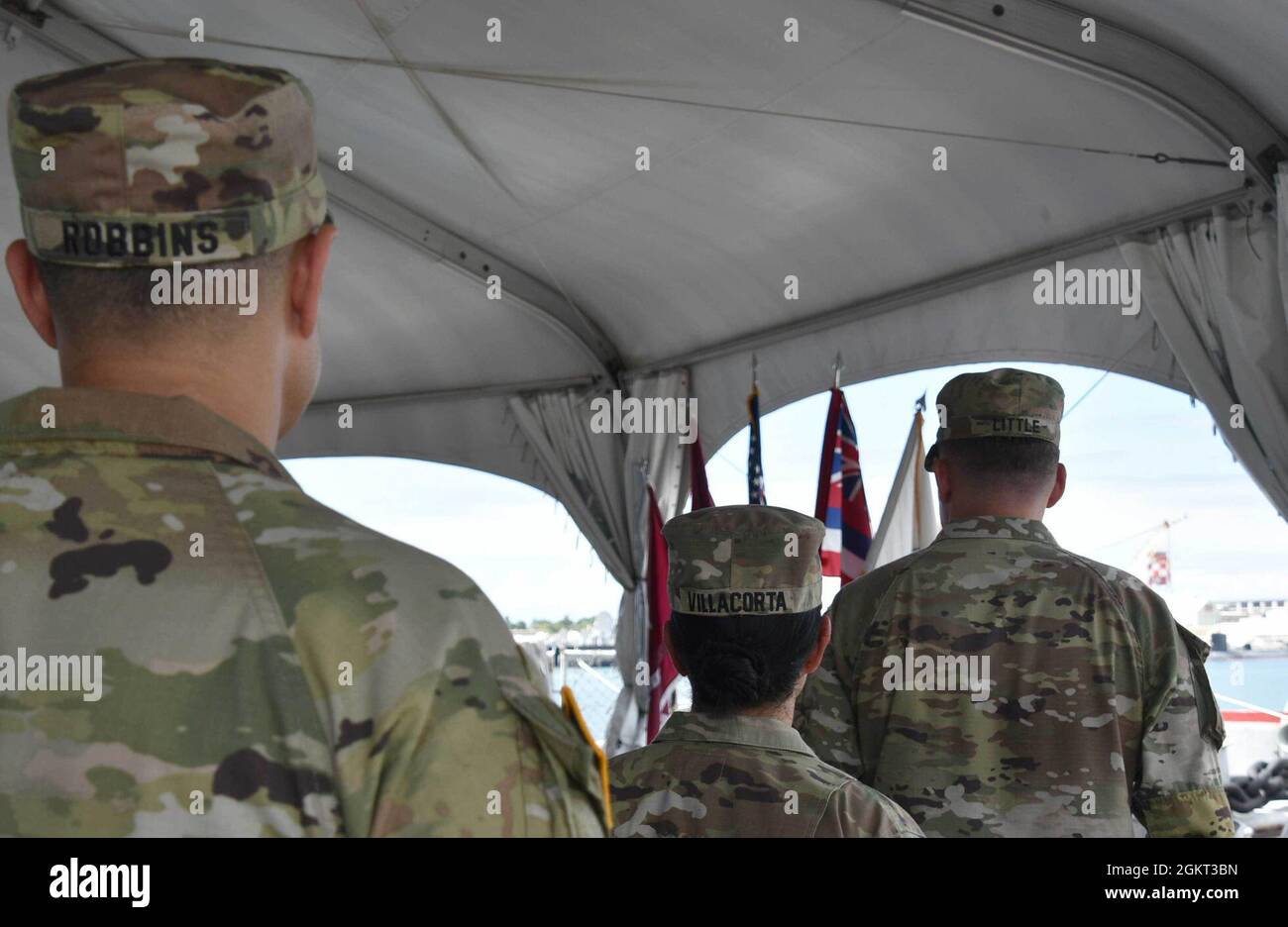Le lieutenant-colonel Johnnie Robbins, commandant entrant de l'activité ...