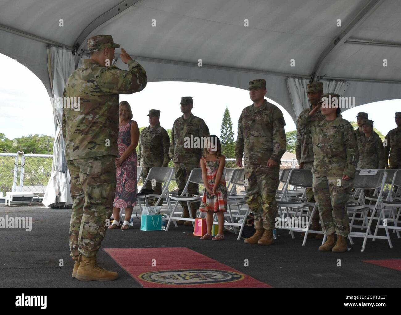 Le lieutenant-colonel Johnnie Robbins, commandant entrant de l'activité ...