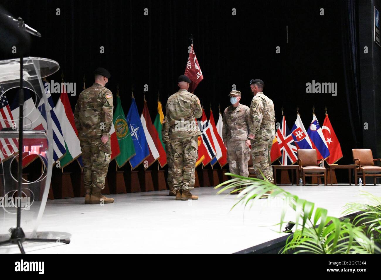L'armée américaine, le colonel Kathy Spangler, commandant sortant du ...