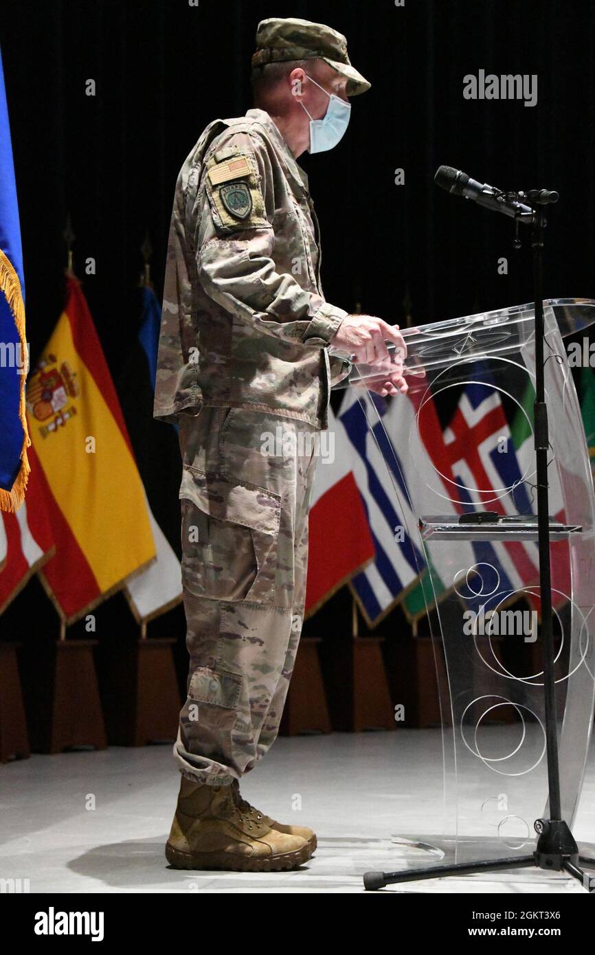 Le commandant suprême des forces alliées en Europe (SACEUR), le général ...