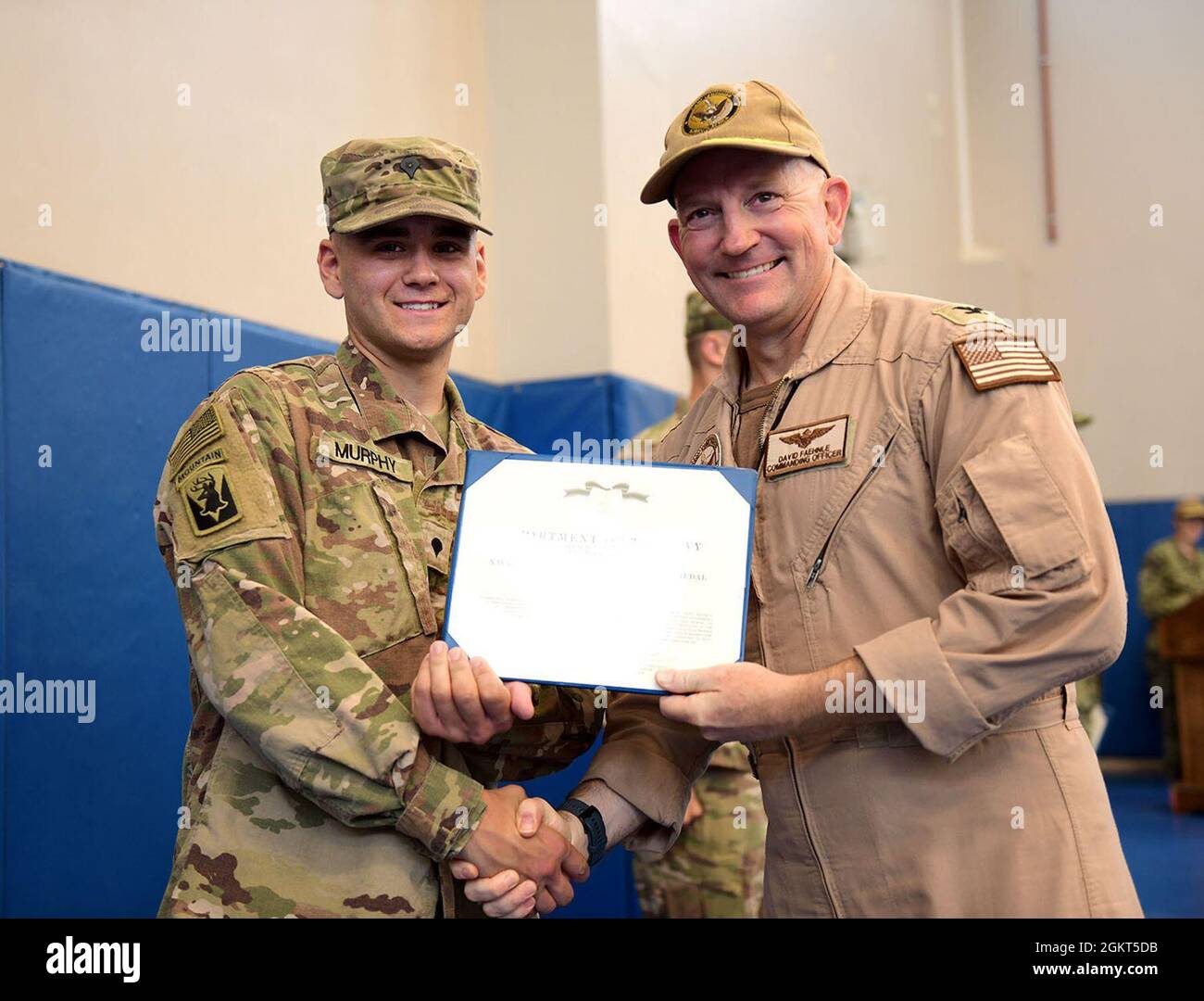 CAMP LEMONNIER, Djibouti – SPC de l'armée américaine. Matthew Murphy, à ...