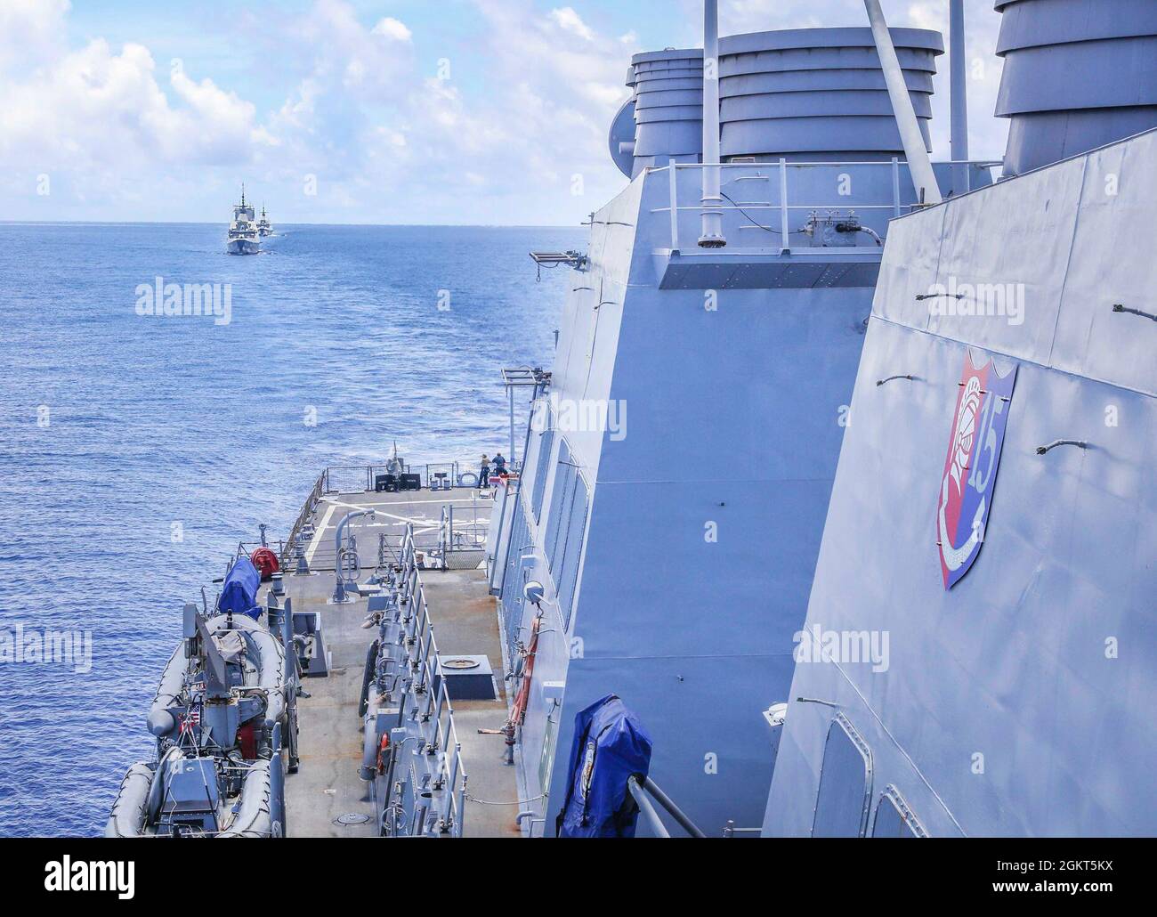 Le destroyer à missiles guidés USS Benfold (DDG 65) de classe Arleigh ...