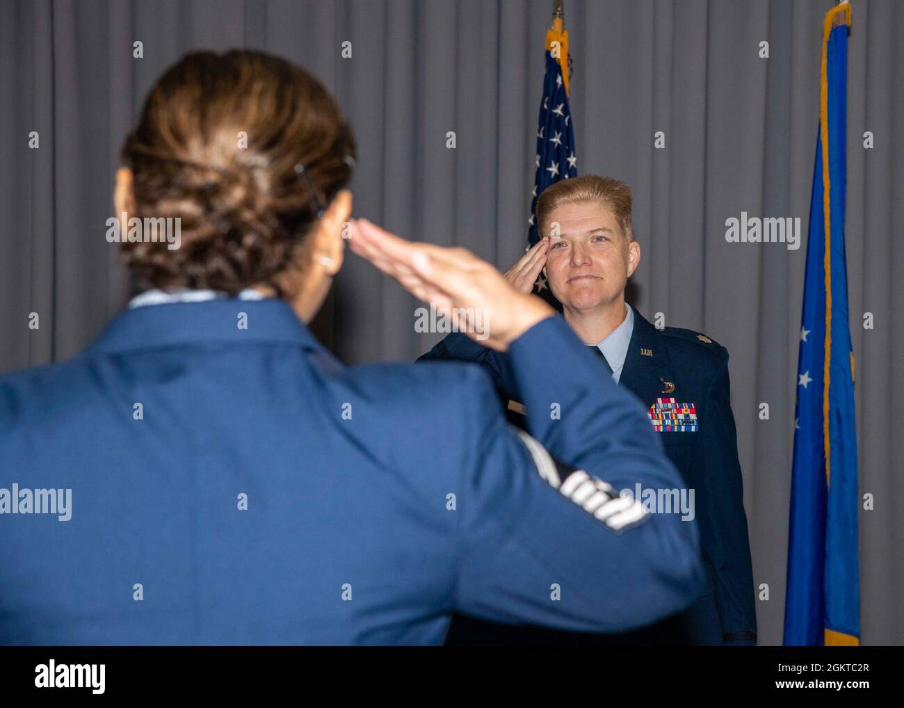 Le lieutenant-colonel Gretchen Lewis, commandant entrant du 436e ...