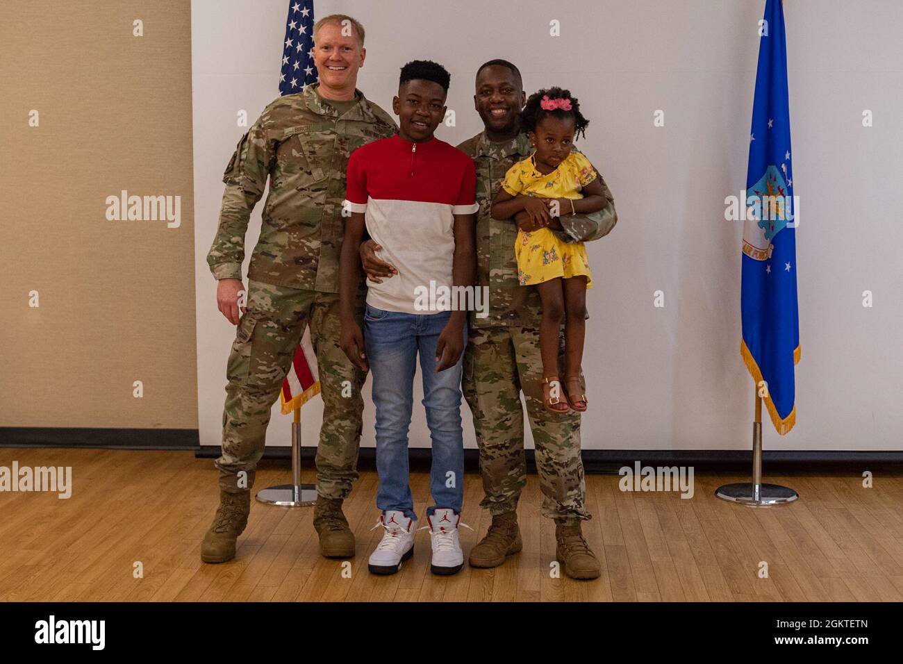 Paul Birch, colonel de la US Air Force, à gauche, chef d'état-major du ...