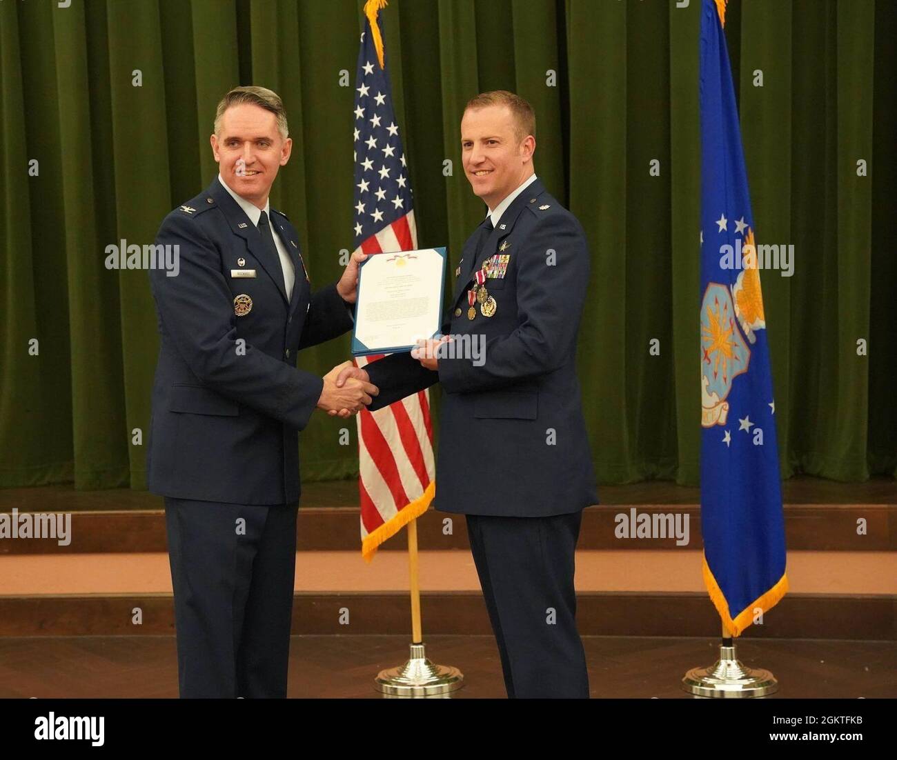 Le colonel Joshua Rockhill remet au lieutenant colonel Johnathan French ...