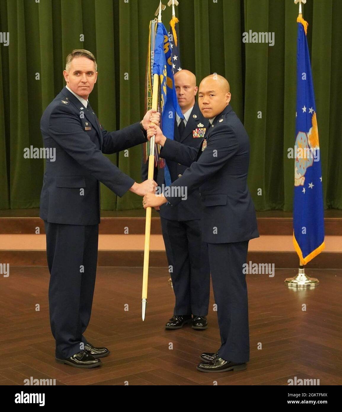 Le lieutenant-colonel Daniel Kim prend le commandement du 33e Escadron ...