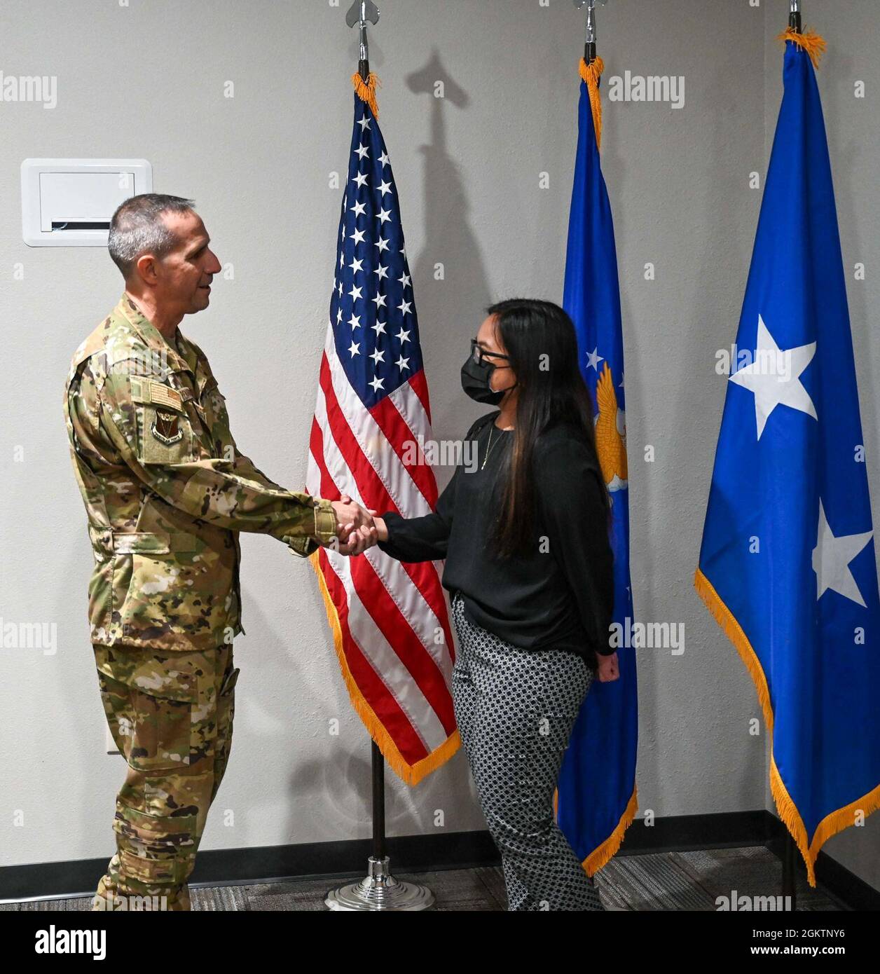 Le major général Jeffrey Pennington, commandant de la 4e Force aérienne, présente une pièce à ...