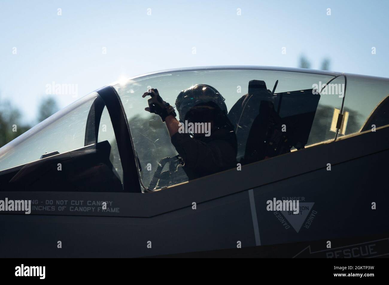 Le lieutenant-colonel Samuel Chipman de la US Air Force, commandant du 355e Escadron de chasse ...